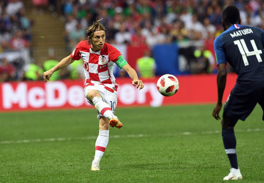 LUKA MODRIC CONQUISTA A BOLA DE OURO DO MUNDIAL 2018 - Correio da Manhã ...