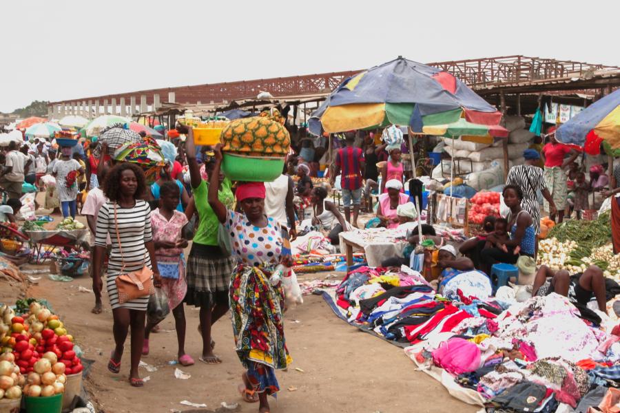 COVID-19: MERCADOS E VENDA AMBULANTE EM ANGOLA GANHAM MAIS DUAS HORAS ...